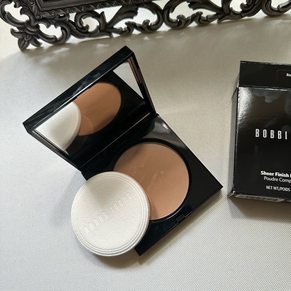 Bobbi Brown | Makeup | Bobbi Brown Sheer Finish Pressed Powder 35 Oz0g ...